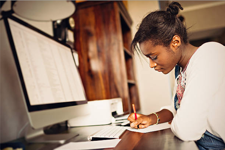 woman studying alone - Evalex